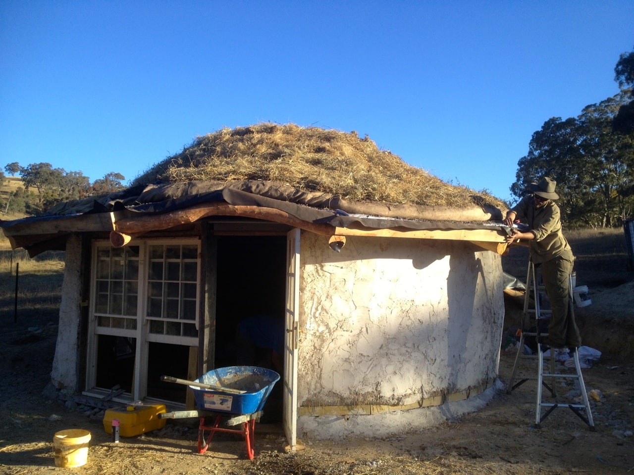 Roundhouse build: making a Living Roof - Milkwood